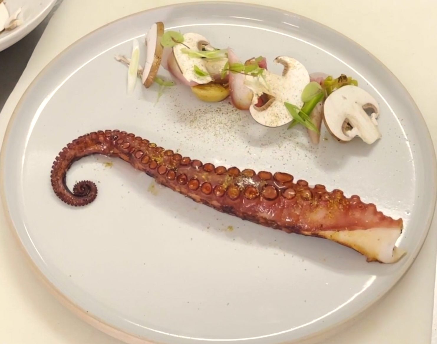 Chatrou grillé aux champignons et pommes Malaka